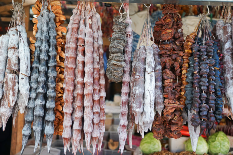 Dezerter Bazaar, Tsibili, Georgien – Tiflis größten Food Markt entdecken!