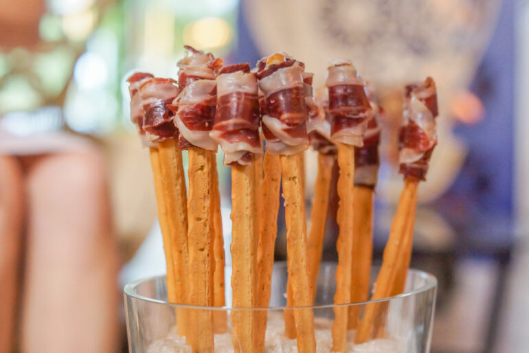 Köstlicher Snack - Selbstgemachte Grissini mit Pata Negra-Scheiben